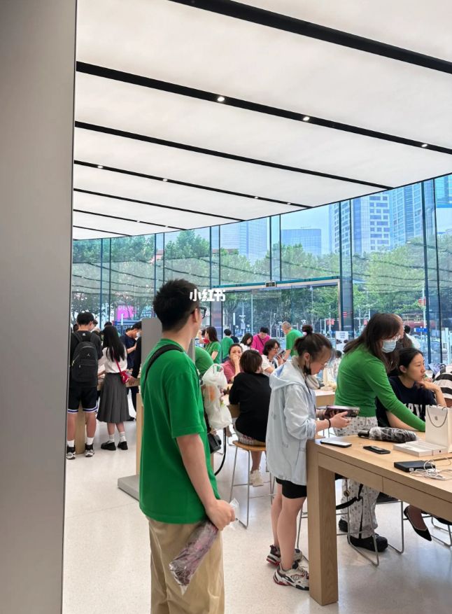 原来苹果直营店员工制服颜色不是只有「一种蓝」？ 你看过绿色、红色、橘色跟浅蓝色的苹果直营店员工吗？ - 掘金咖