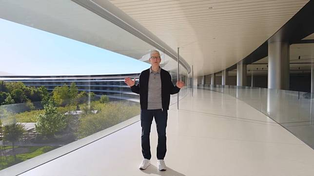 Tim Cook 穿的运动鞋是 iPad 发布会上的「彩蛋」 - 掘金咖